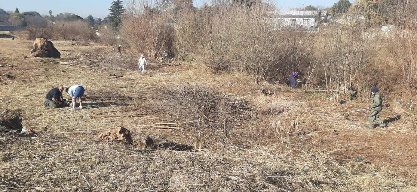AfriForum se Centurion-tak maak kanaal en beddings skoon - AfriForum