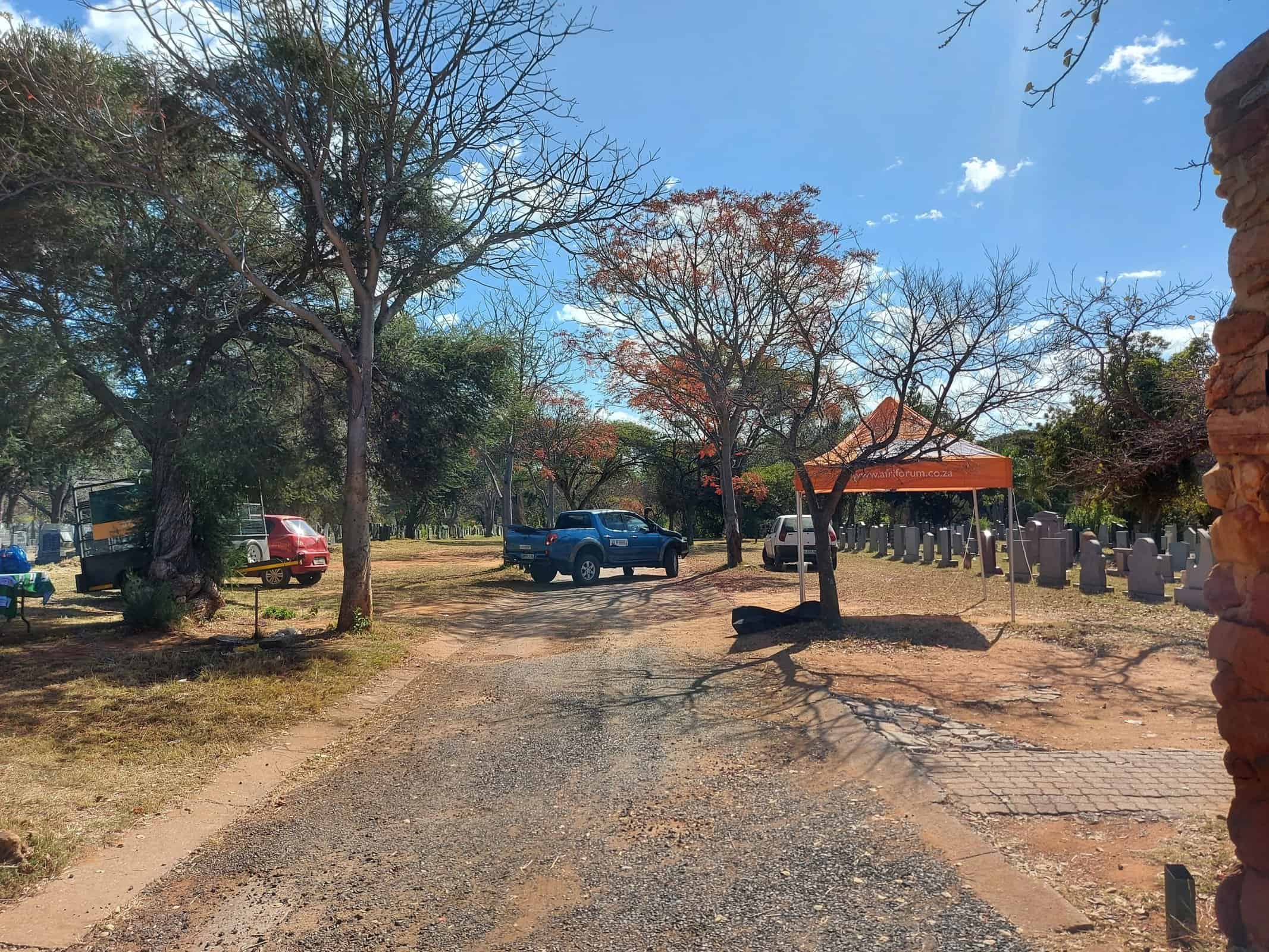 Rustenburg-tak hou patrollie by begraafplaas vir #OnsDorp-projek ...