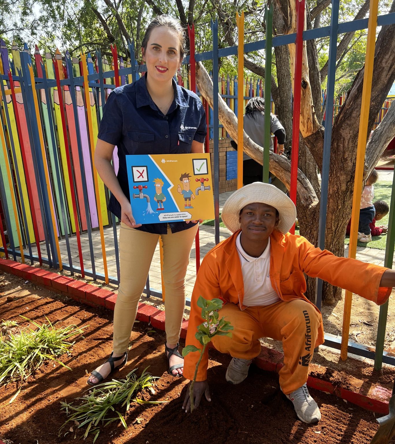 Ses kleuterskole spog met vrugtebome ná AfriForum-skenking - AfriForum